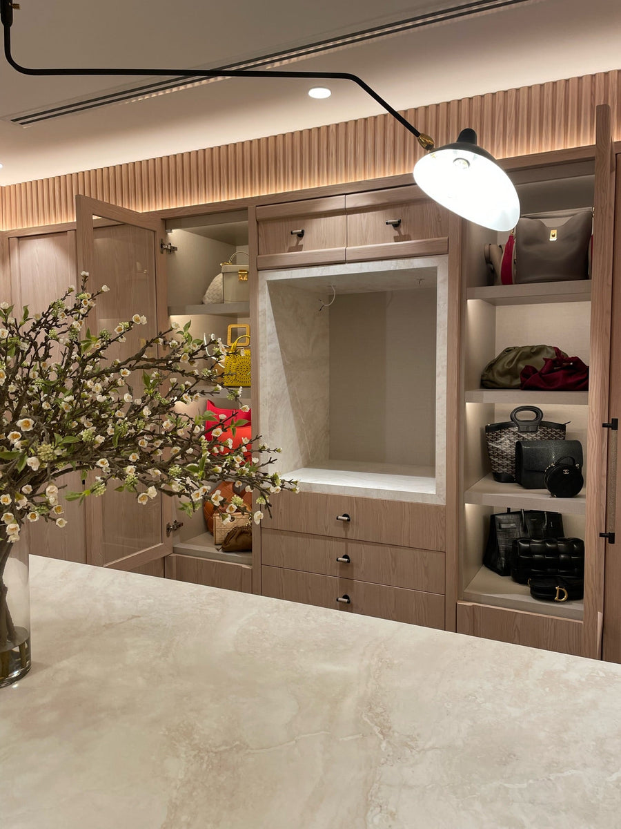 Women's Walk-In Closet – Neatly